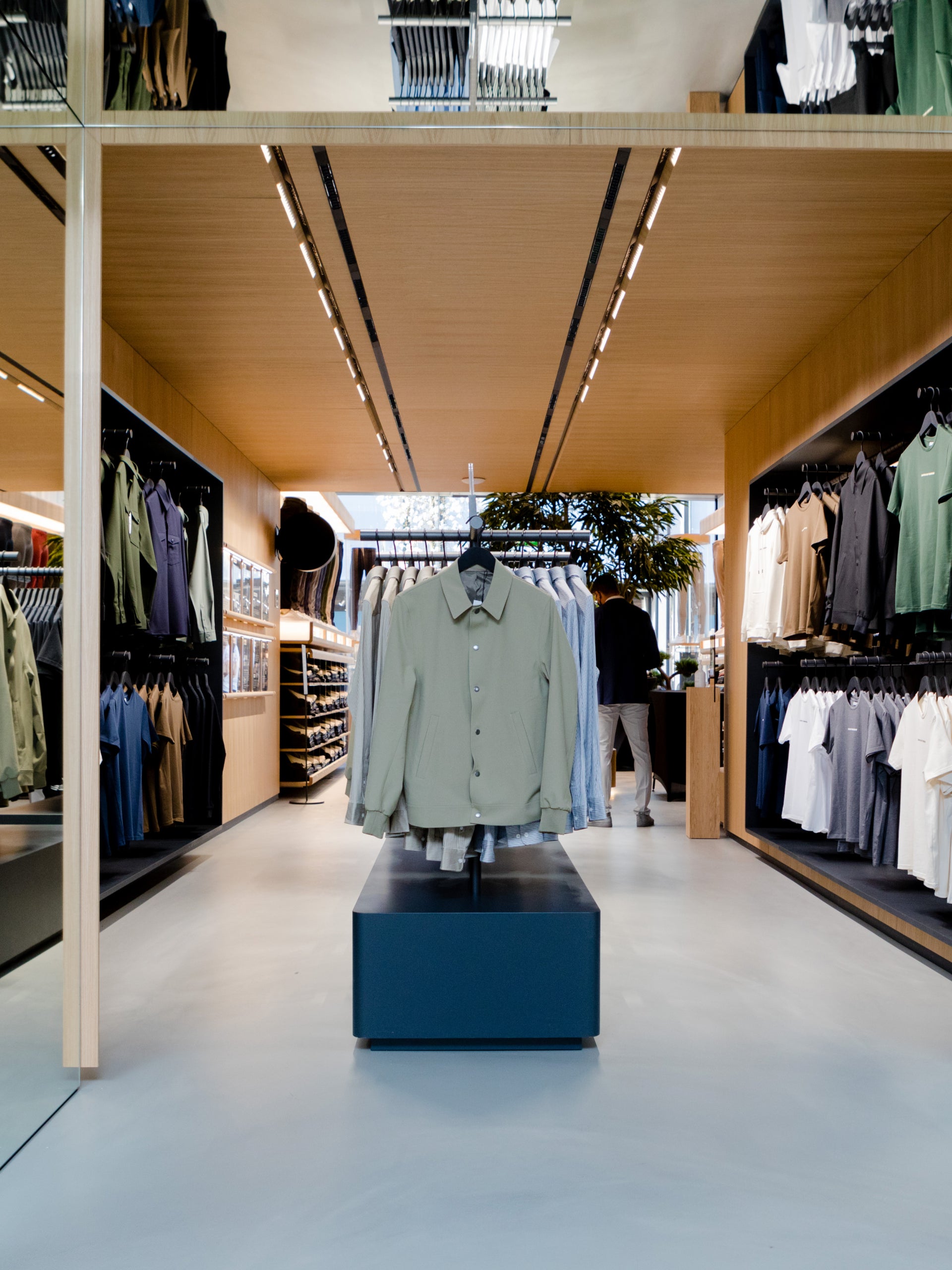 Stores and opening hours