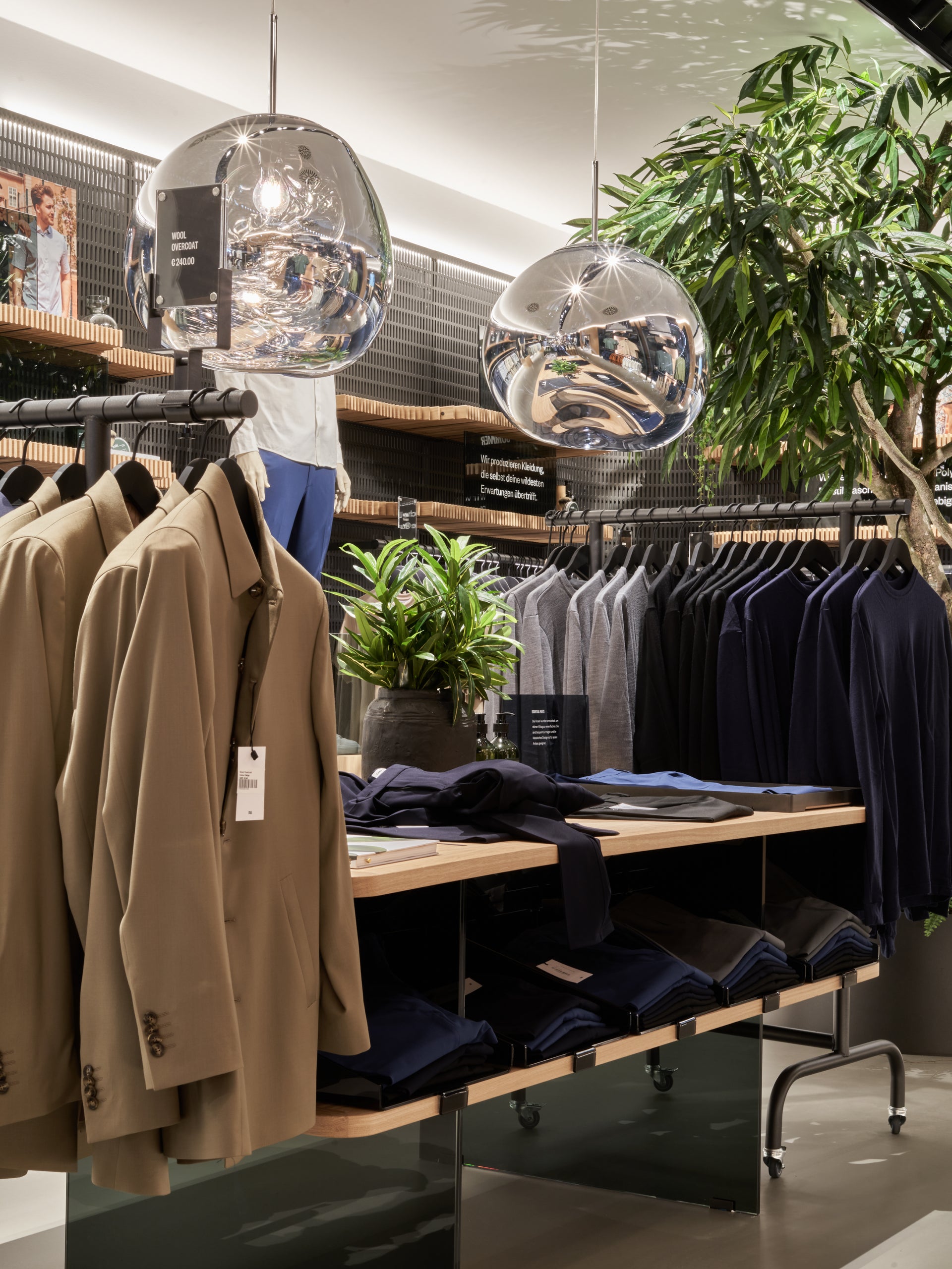 Stores and opening hours