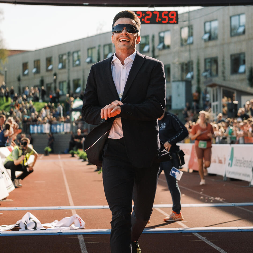 Running the fastest marathon in a suit (and winning it)